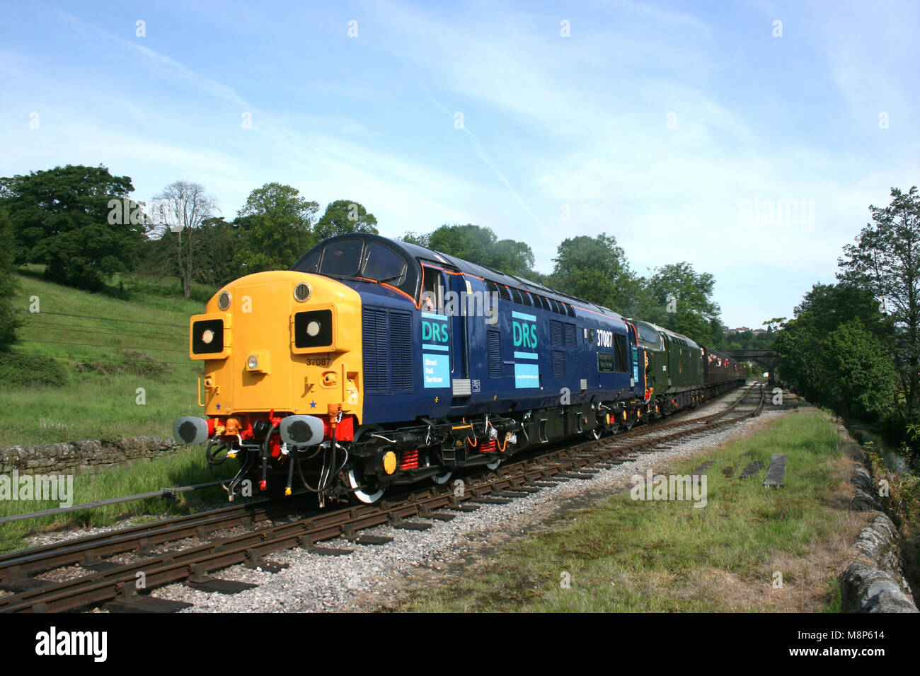 Class 37 37087 and D6737 at the Keighley and Worth Valley Railway, West ...