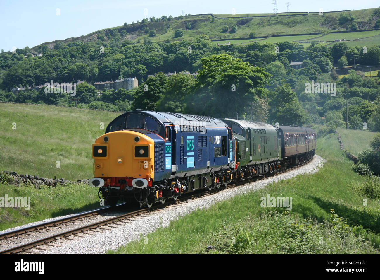 Class 37 37087 and D6737 at the Keighley and Worth Valley Railway, West ...