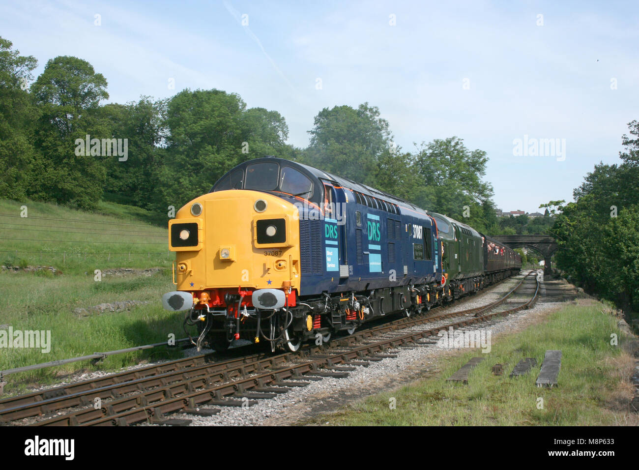 Class 37 37087 and D6737 at the Keighley and Worth Valley Railway, West ...