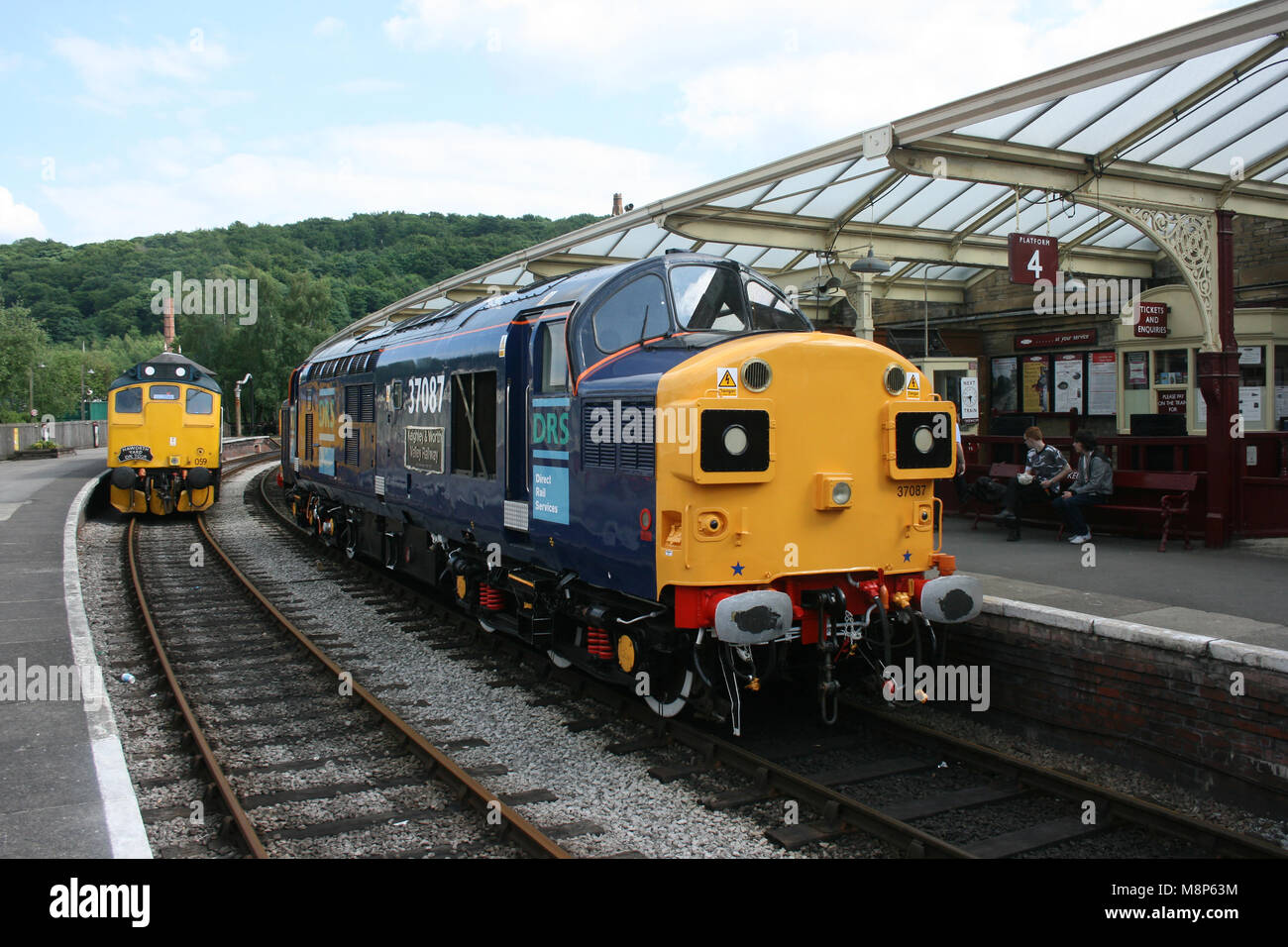 Class 37 37087 and D6737 at the Keighley and Worth Valley Railway, West ...