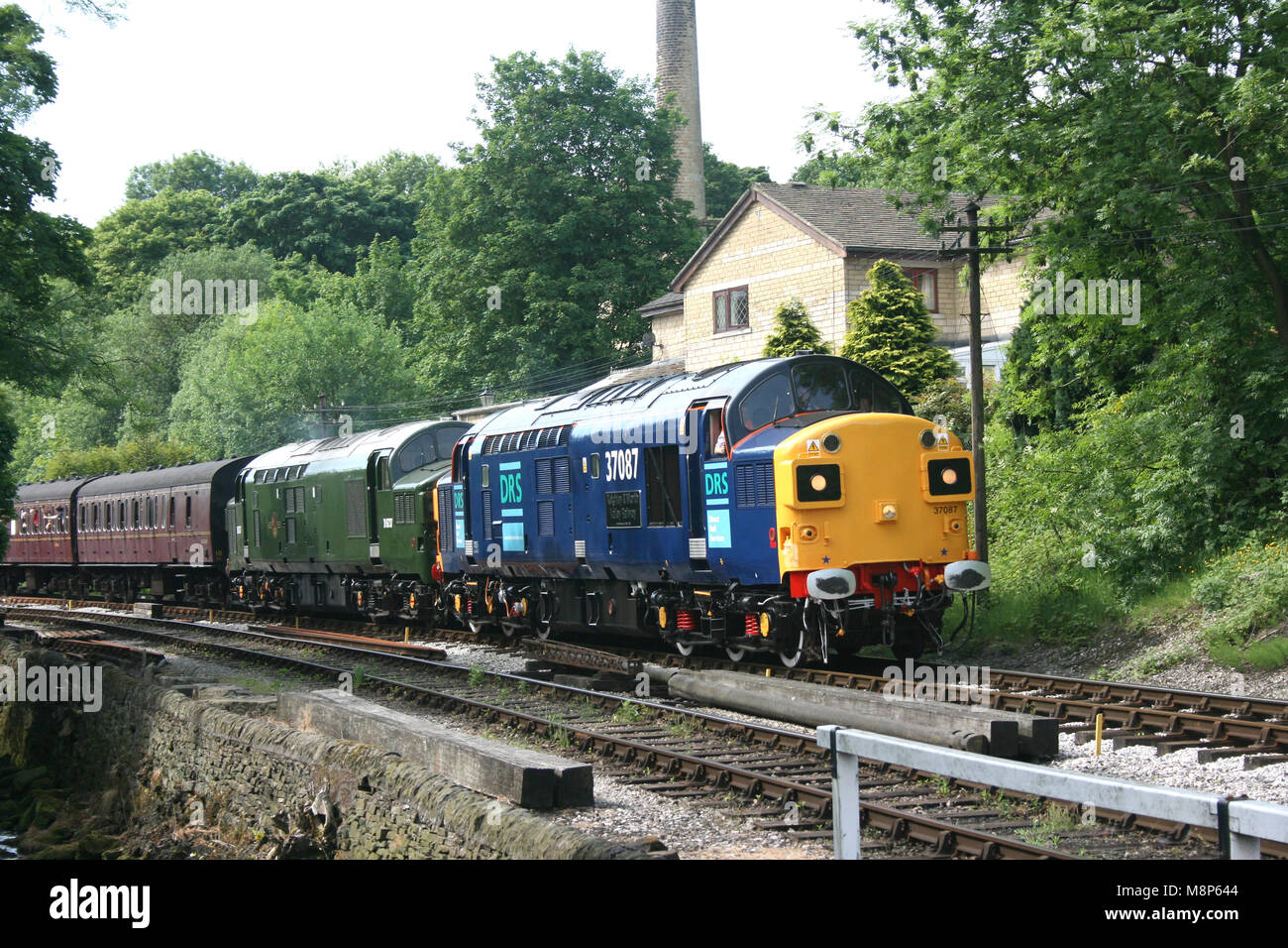 Class 37 37087 and D6737 at the Keighley and Worth Valley Railway, West ...