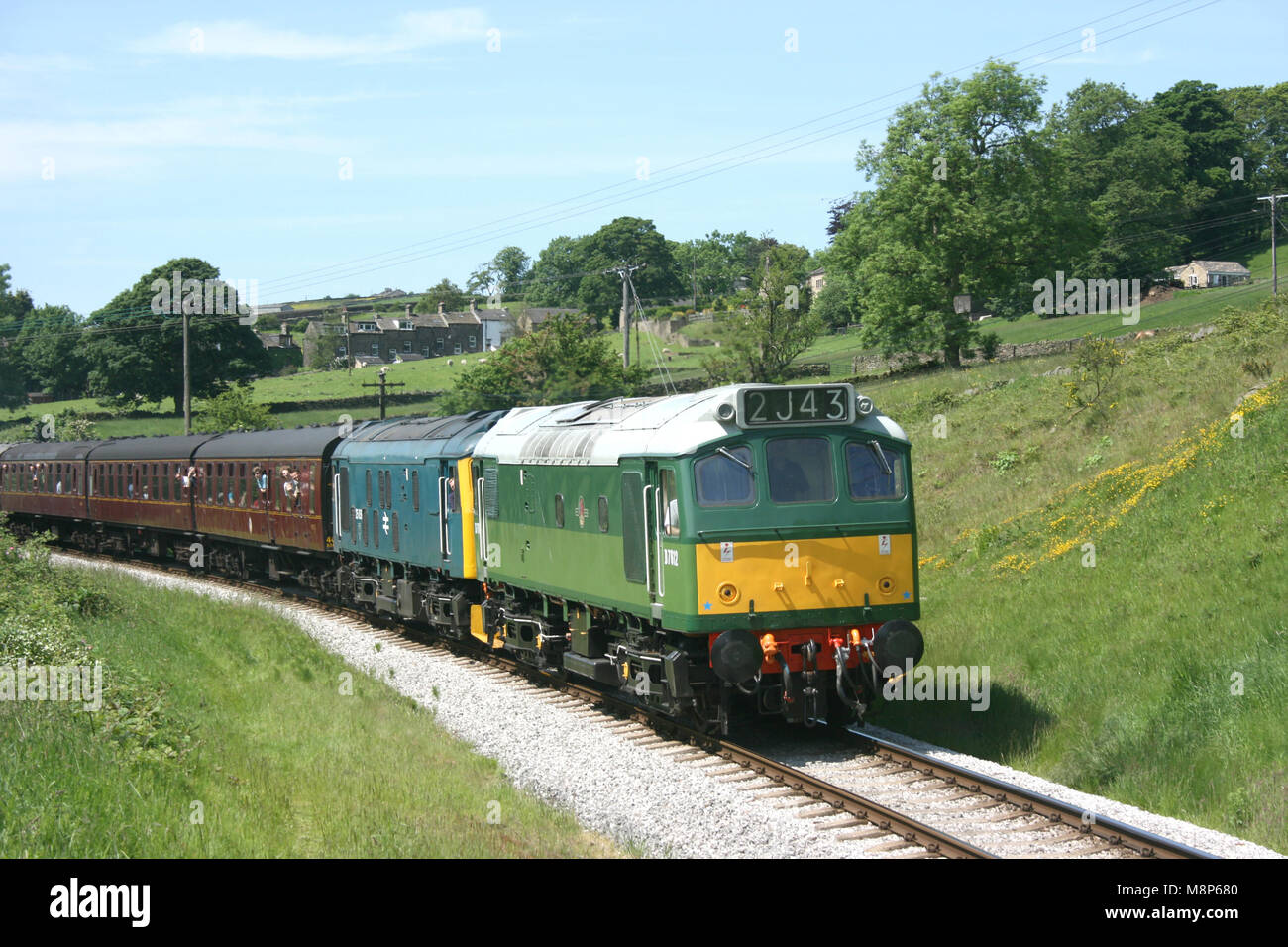 Class 25 Diesels 25059 and D7162 Locomotives at Keighley, Keighley and ...