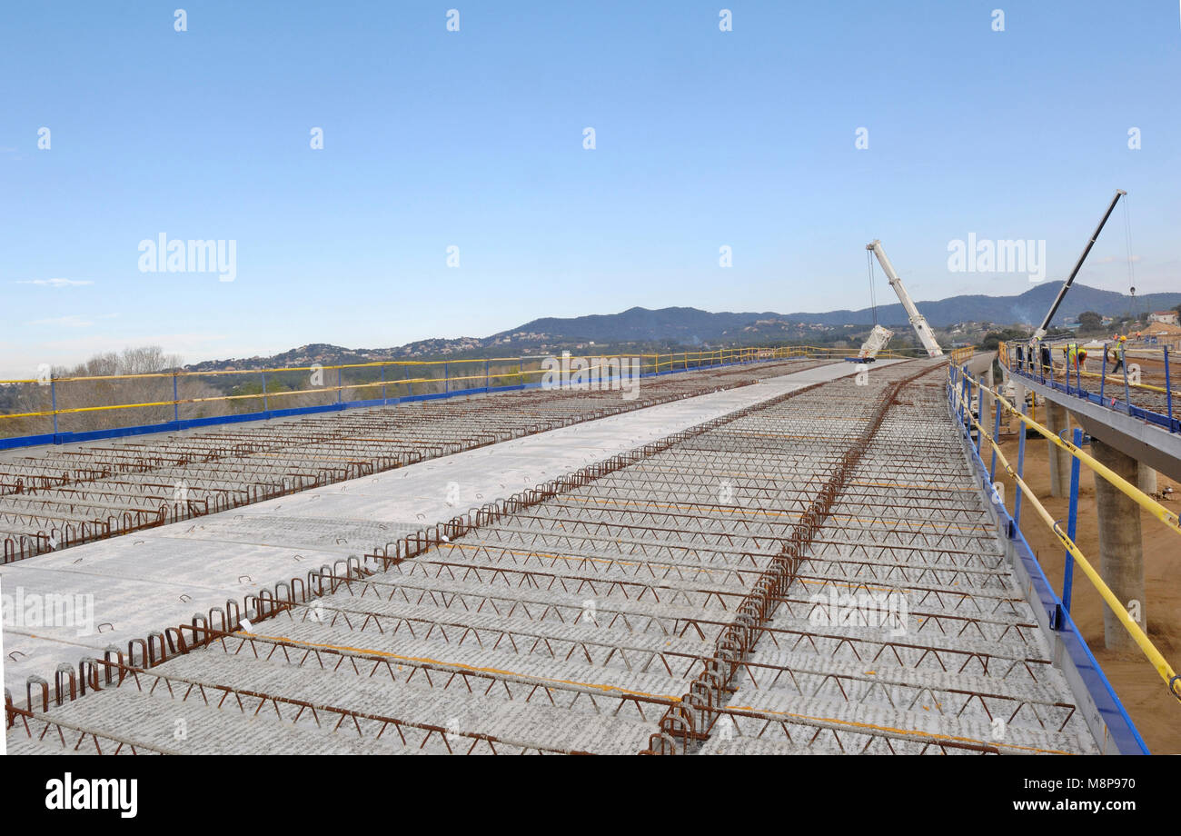 Construction worker metal column hi-res stock photography and images ...