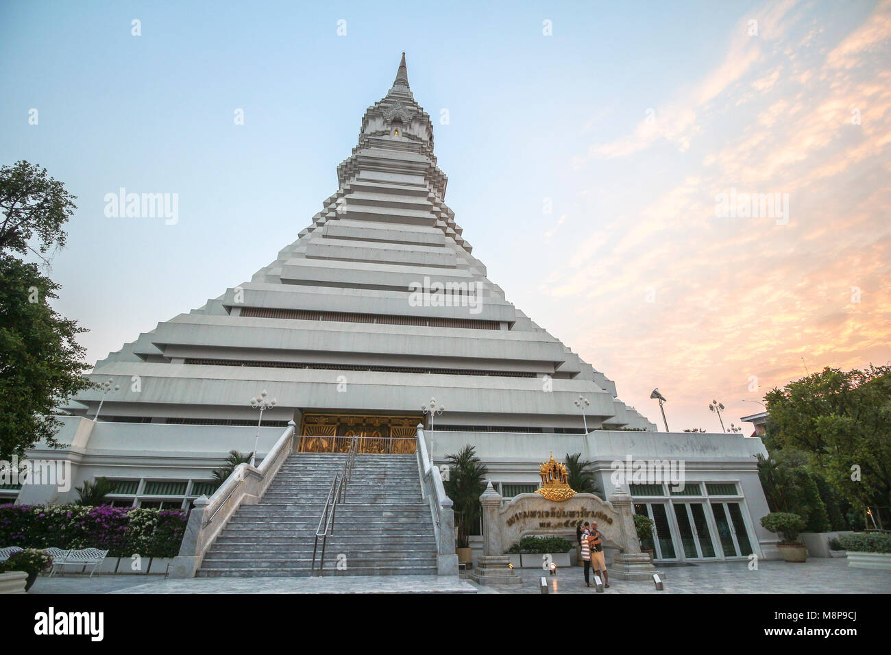 Wat Paknam Phasi Charoen in Bangkok, Thailand Stock Photo - Alamy