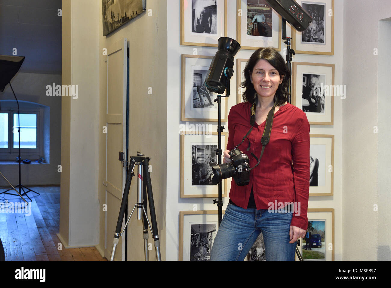 woman photographer in her photography studio Stock Photo - Alamy
