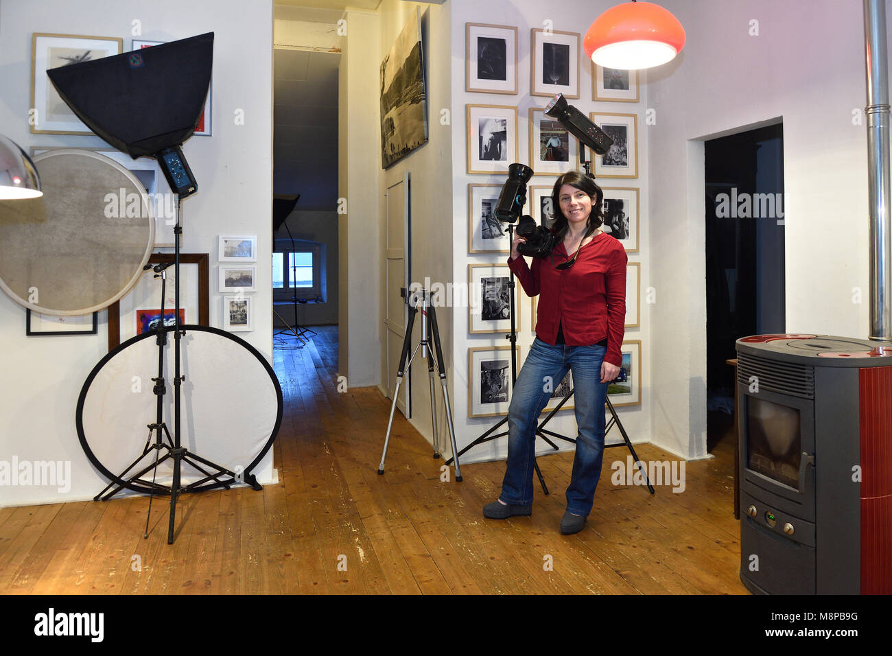 woman photographer in her photography studio Stock Photo - Alamy