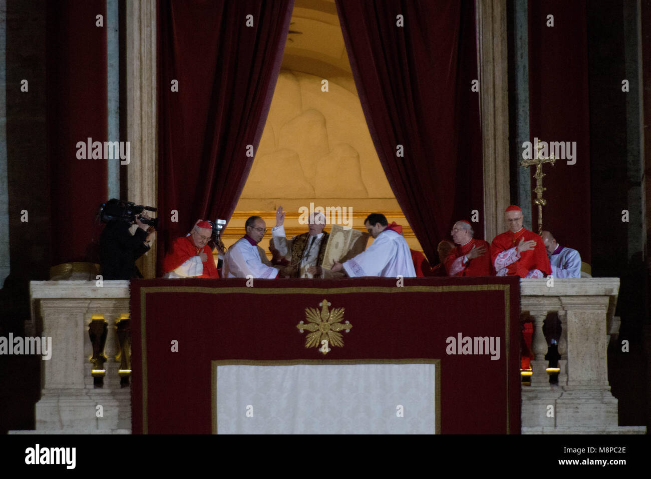 Pope francis balcony peter's basilica hi-res stock photography and ...