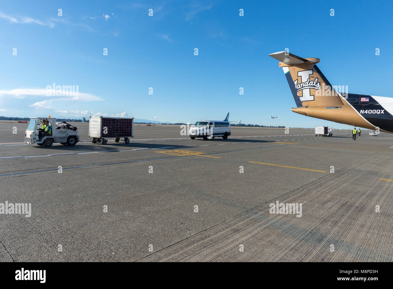 Seattle airplane airport tarmac hi-res stock photography and images - Alamy