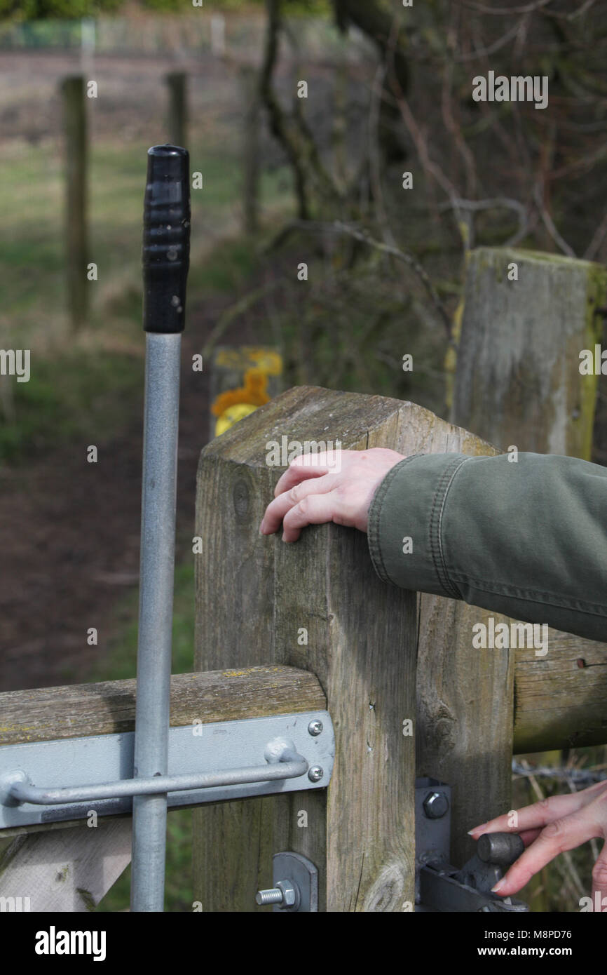 Open country gate hi-res stock photography and images - Alamy