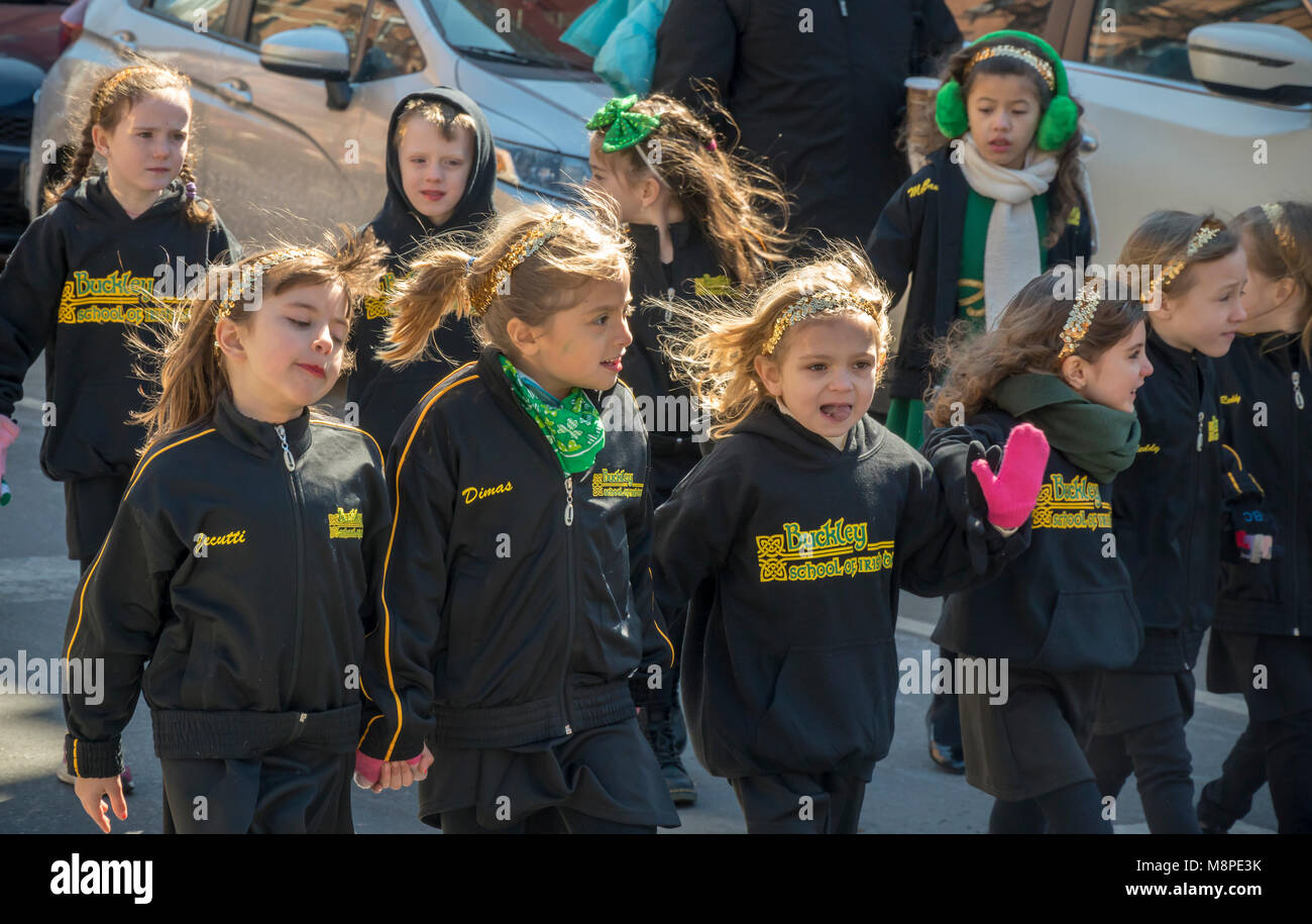 Happy school children ireland hi-res stock photography and images - Alamy