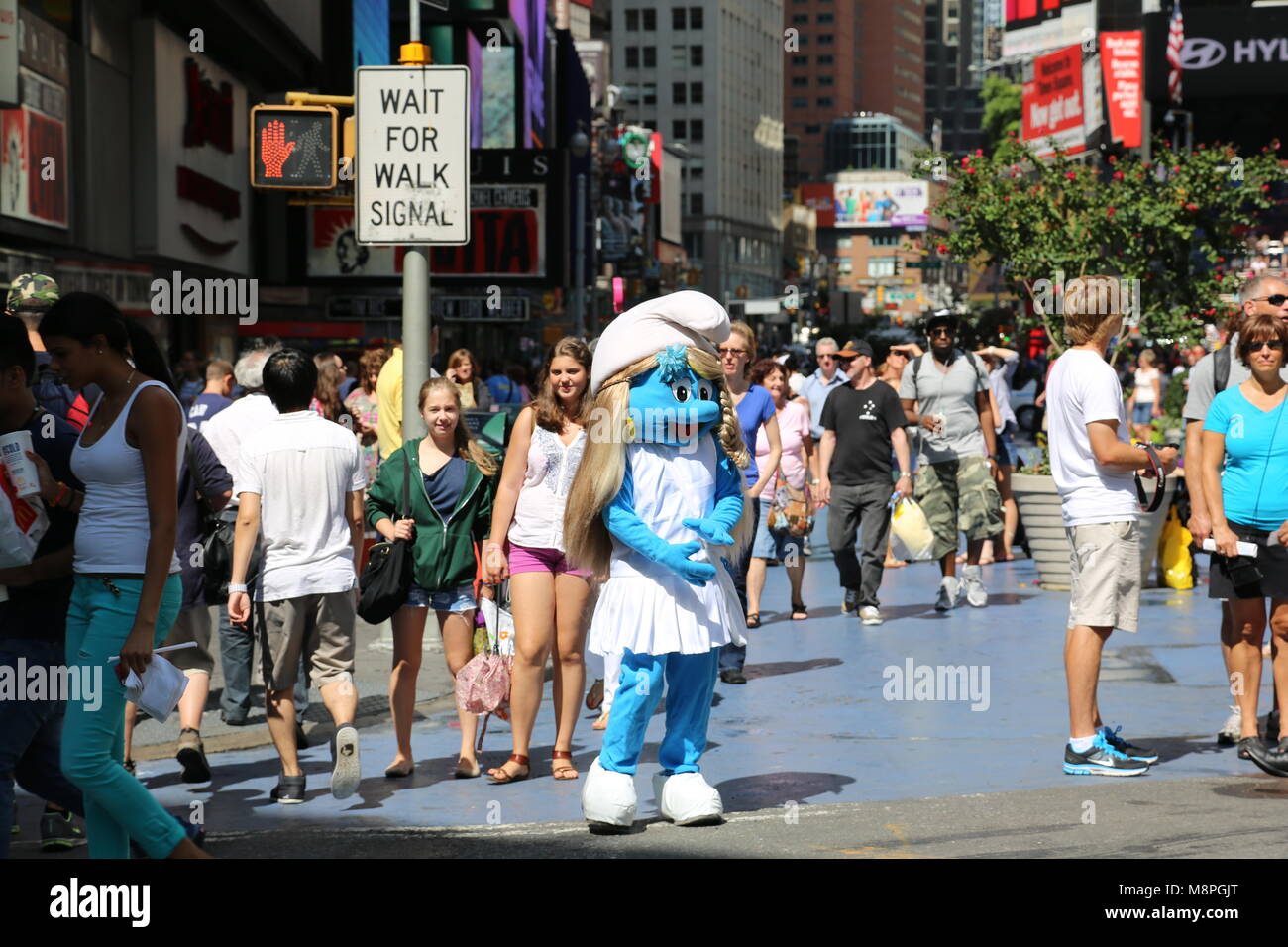 Smurfette cartoon hi-res stock photography and images - Alamy