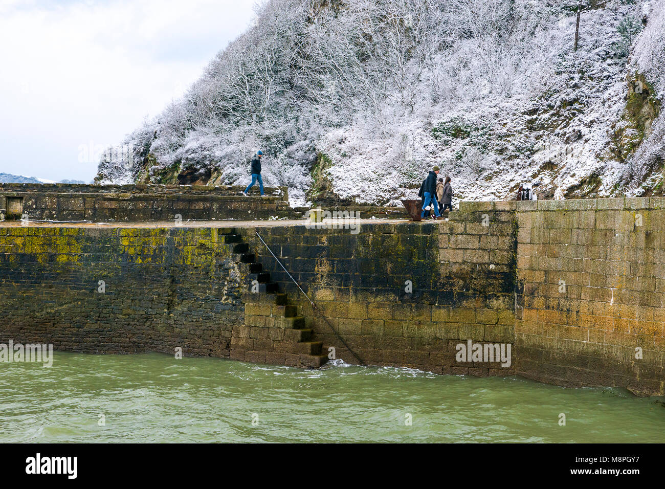 Cornwall snow harbour hi-res stock photography and images - Alamy