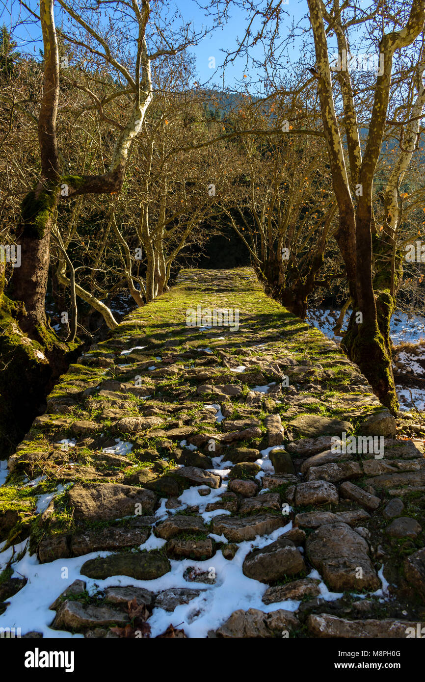 Stone bridge in snow hi-res stock photography and images - Alamy