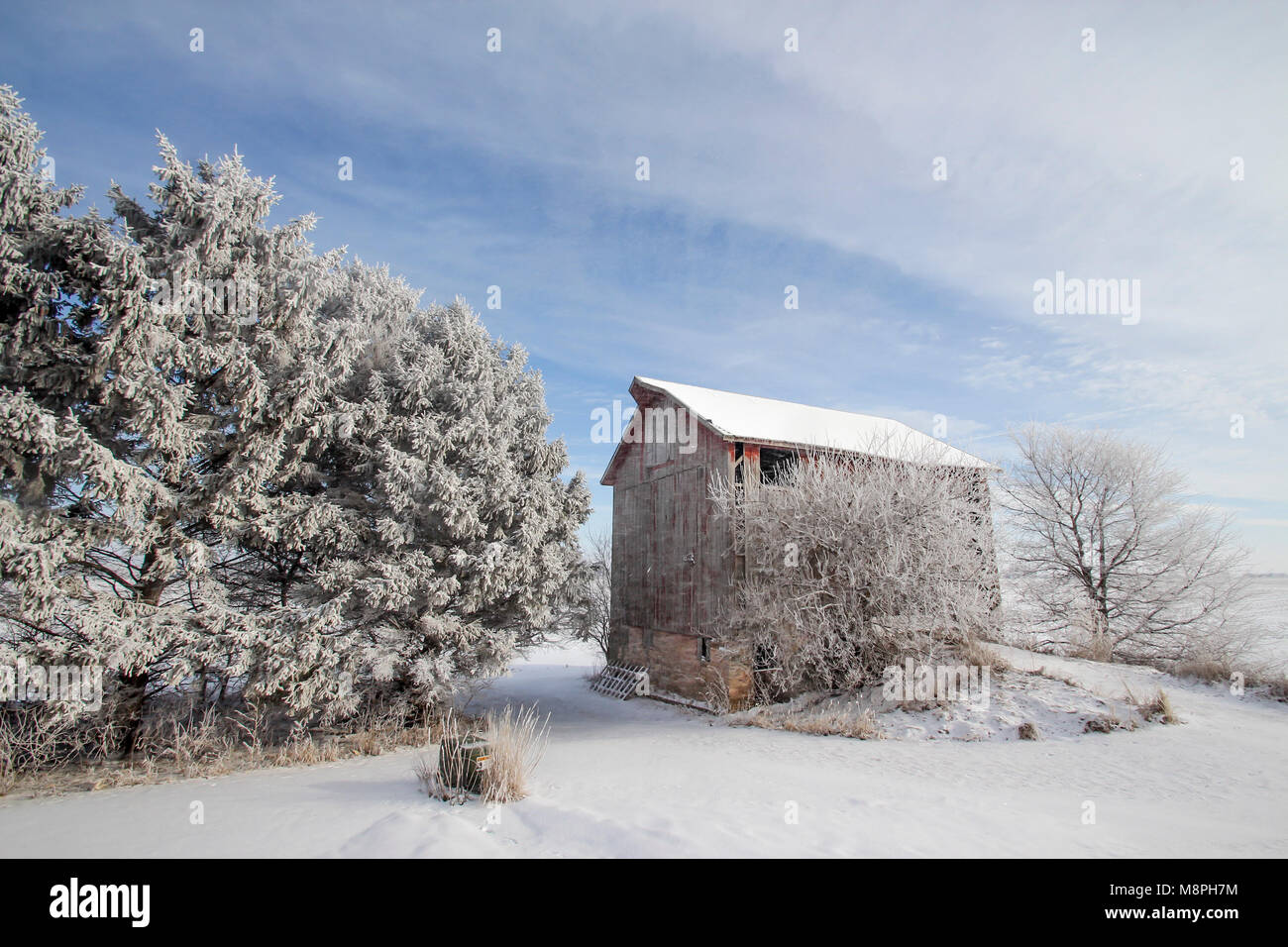 Old snowy barn hi-res stock photography and images - Alamy
