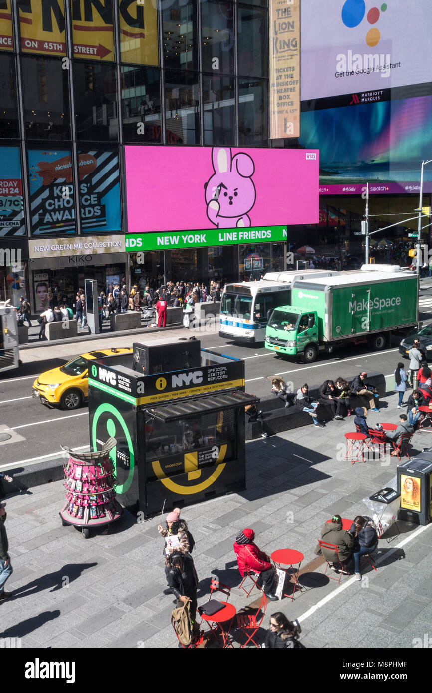Above looking down times square hi-res stock photography and images - Alamy