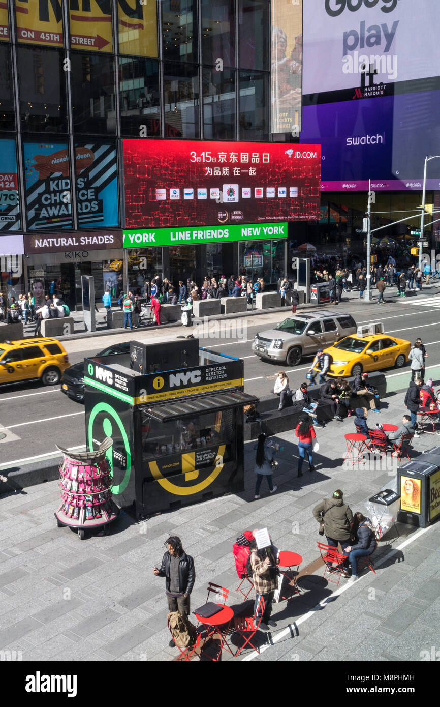 Above looking down times square hi-res stock photography and images - Alamy