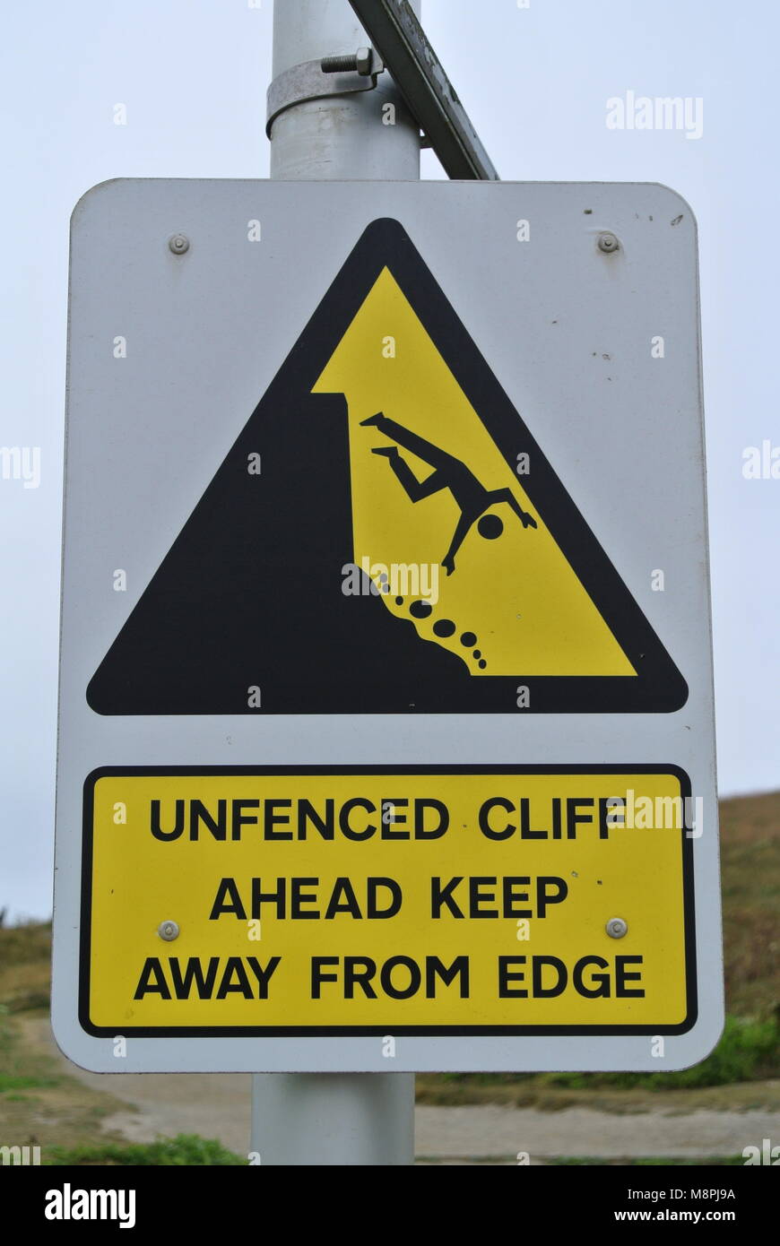 Unfenced cliff warning sign hi-res stock photography and images - Alamy