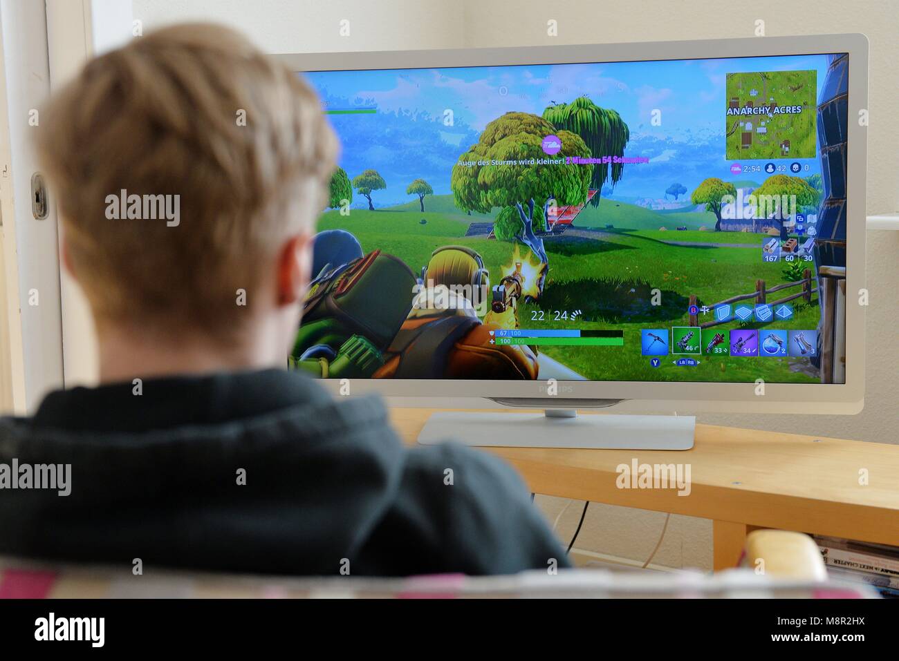 Boy playing fortnite hi-res stock photography and images - Alamy