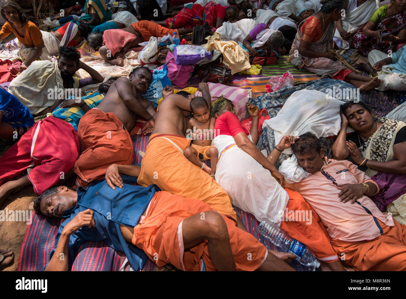 Kodungallur, India. 19 Mar 2018. Tired devotees taking rest under the ...