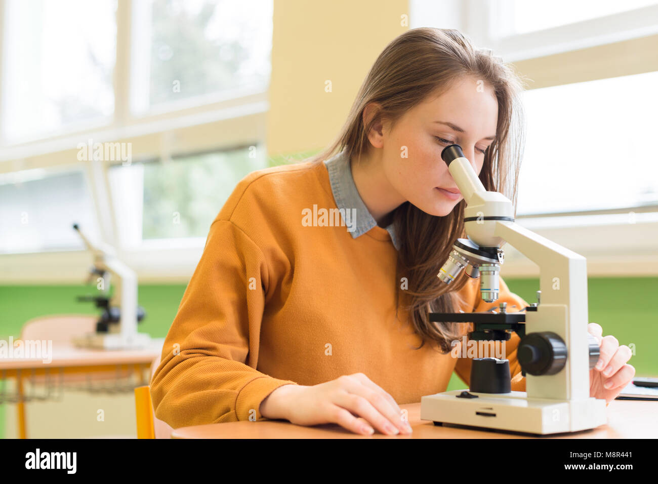 Student microscope hi-res stock photography and images - Alamy