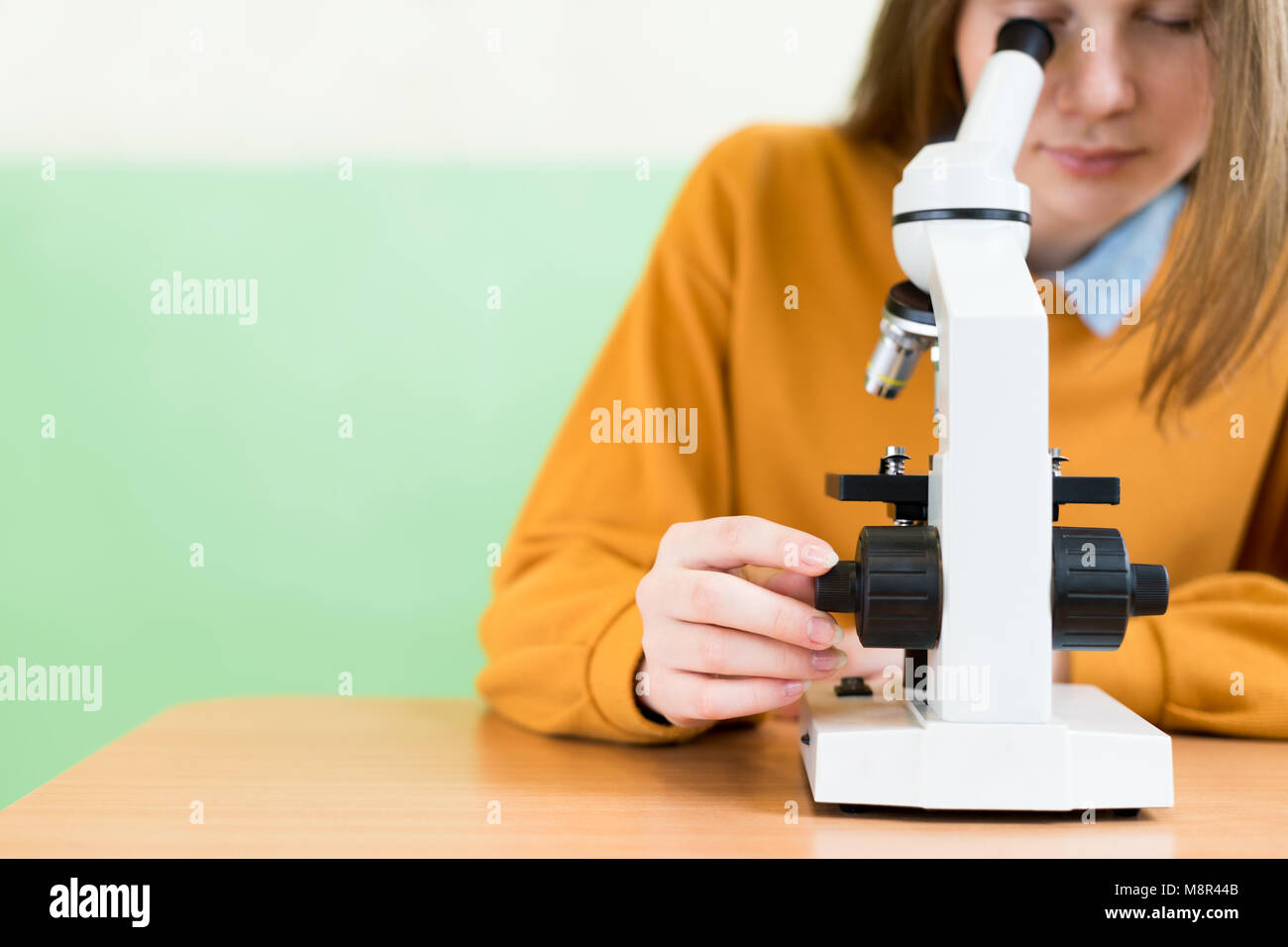 Student microscope hi-res stock photography and images - Alamy