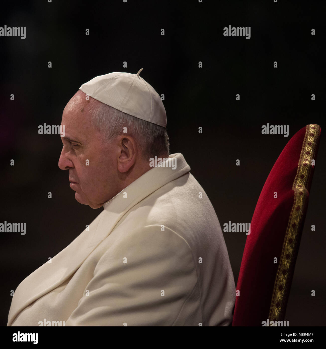 Good posture sitting chair hi-res stock photography and images - Alamy