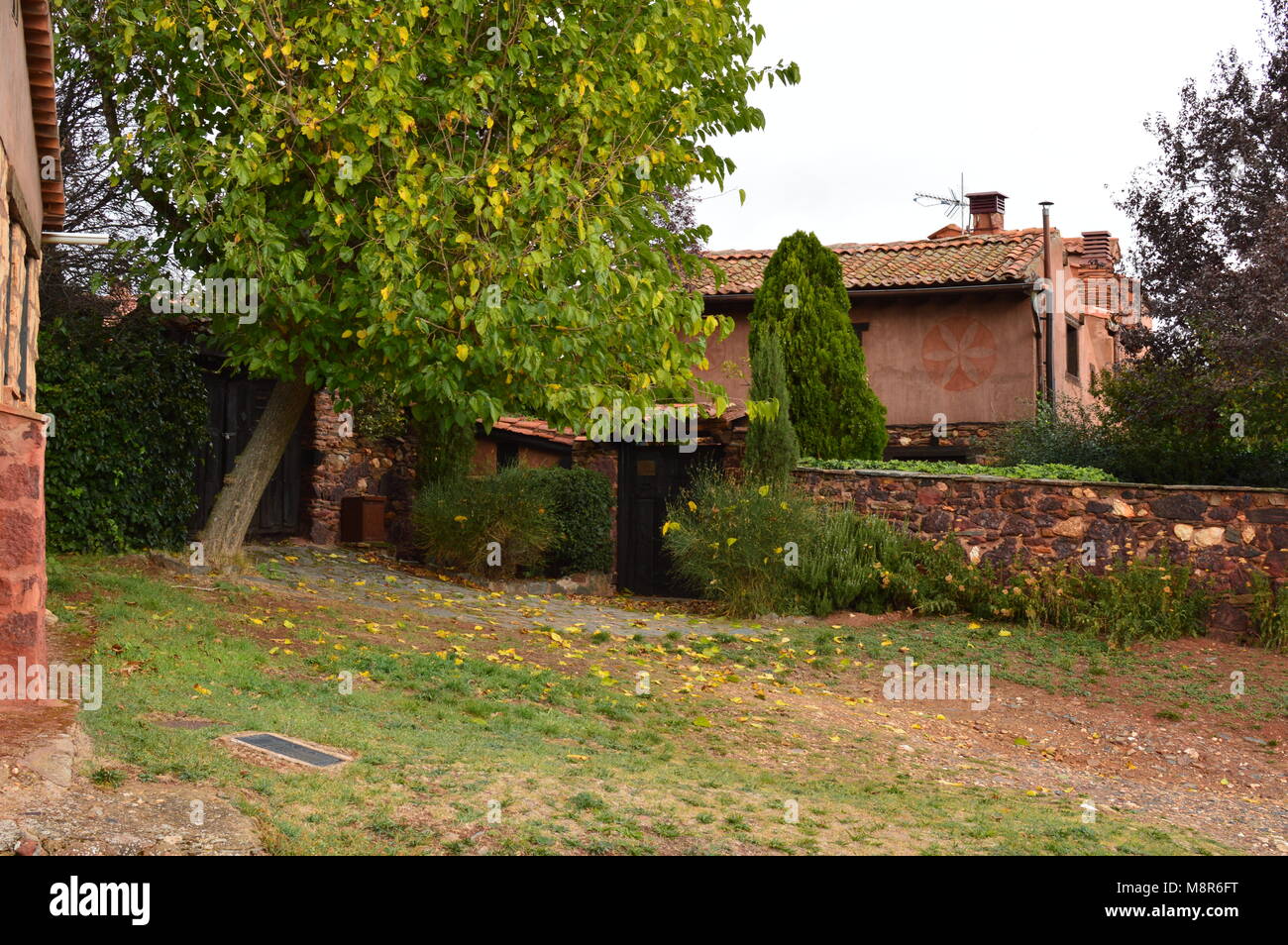 Front yard view of neighbors houses hi-res stock photography and images ...