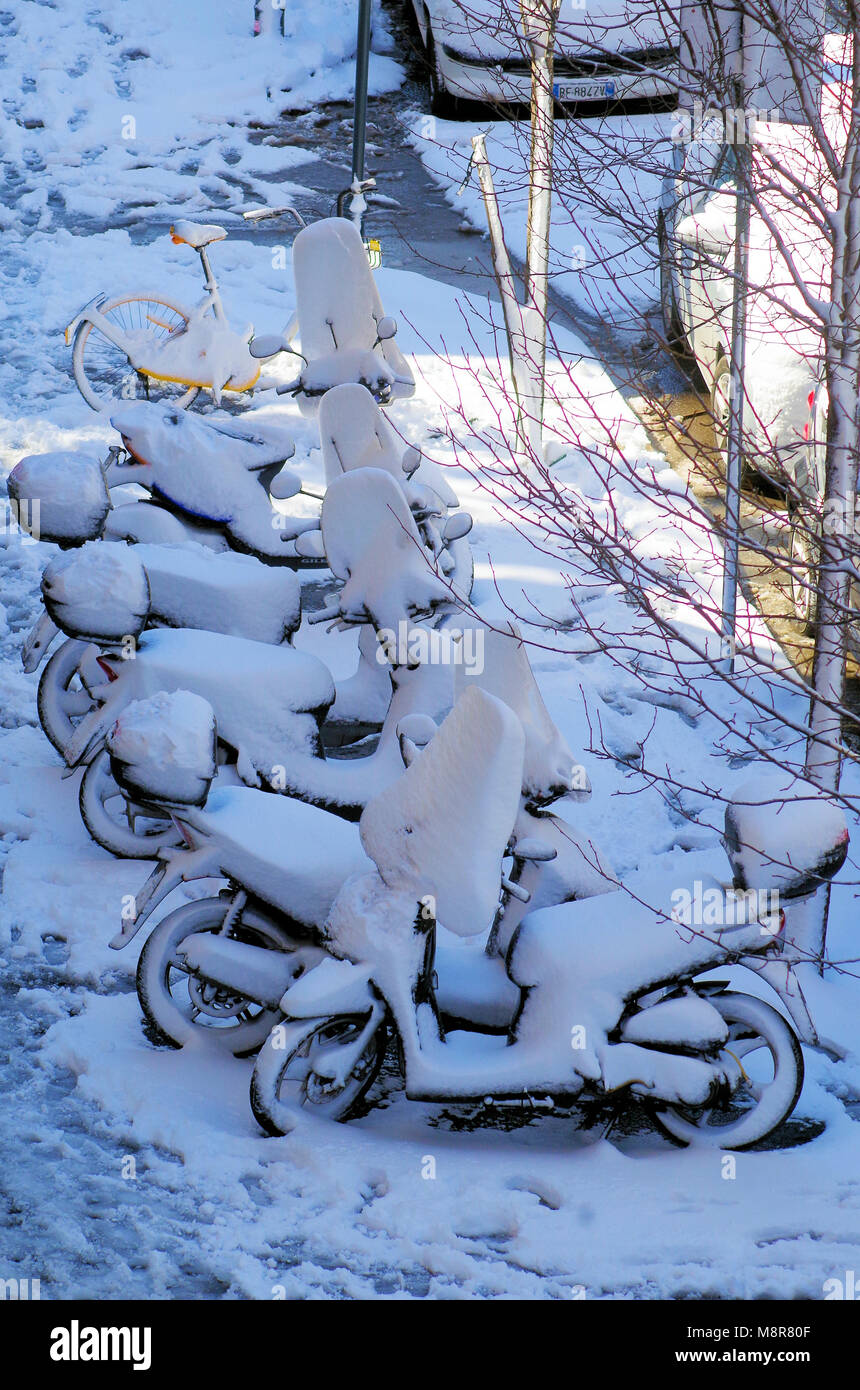 parked and snow covered motor scooters Stock Photo - Alamy