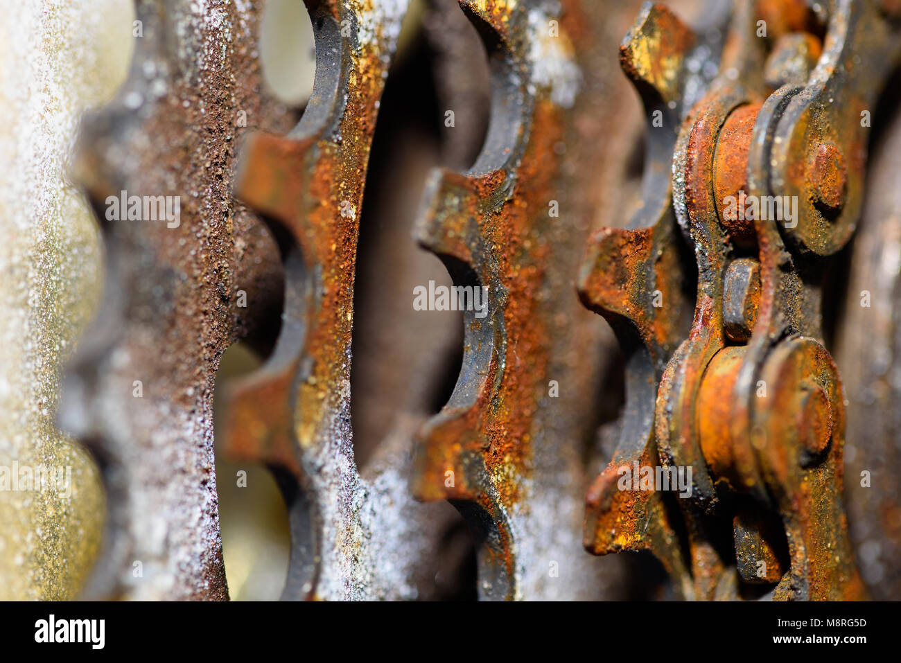 Rusted bike chain and gears hi-res stock photography and images - Alamy