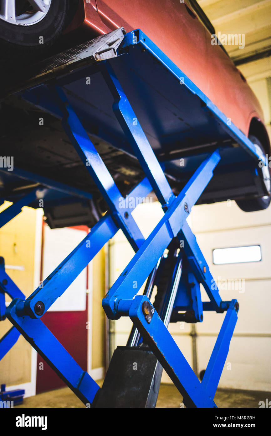Car lift hi-res stock photography and images - Alamy