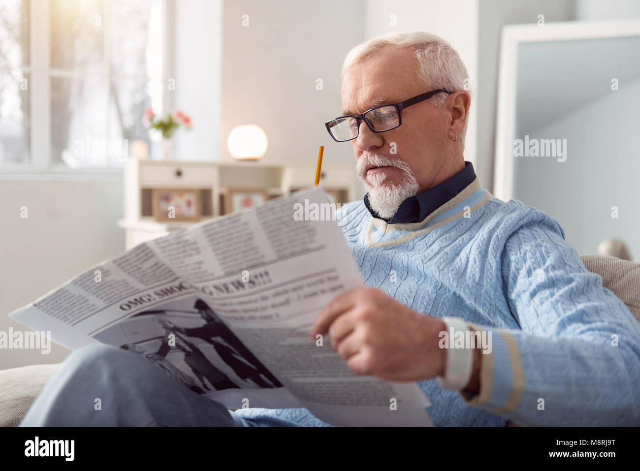 Reading article hi-res stock photography and images - Alamy