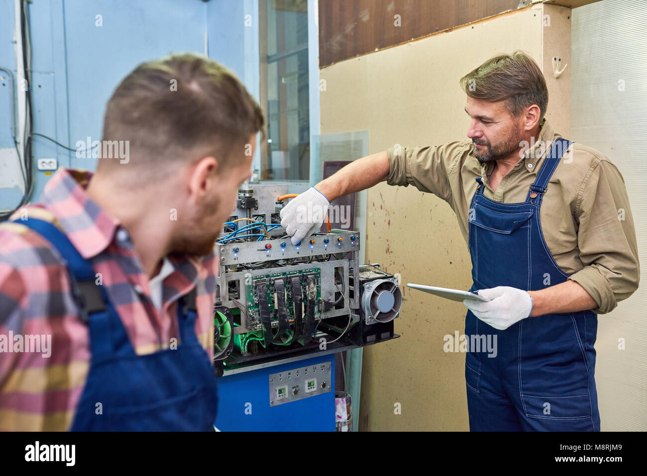 Repairing fixing hi-res stock photography and images - Alamy