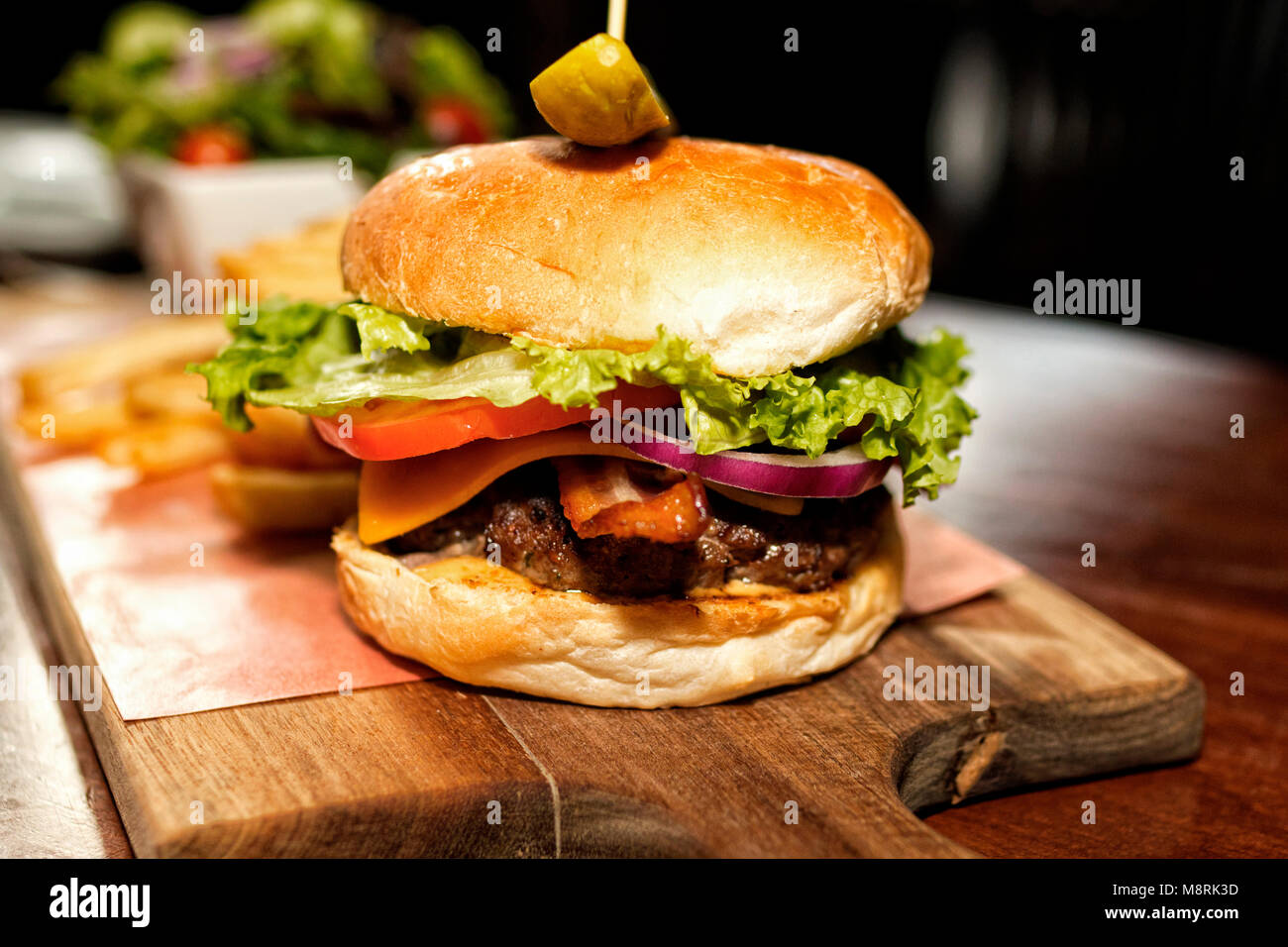 Cutting burger hi-res stock photography and images - Alamy