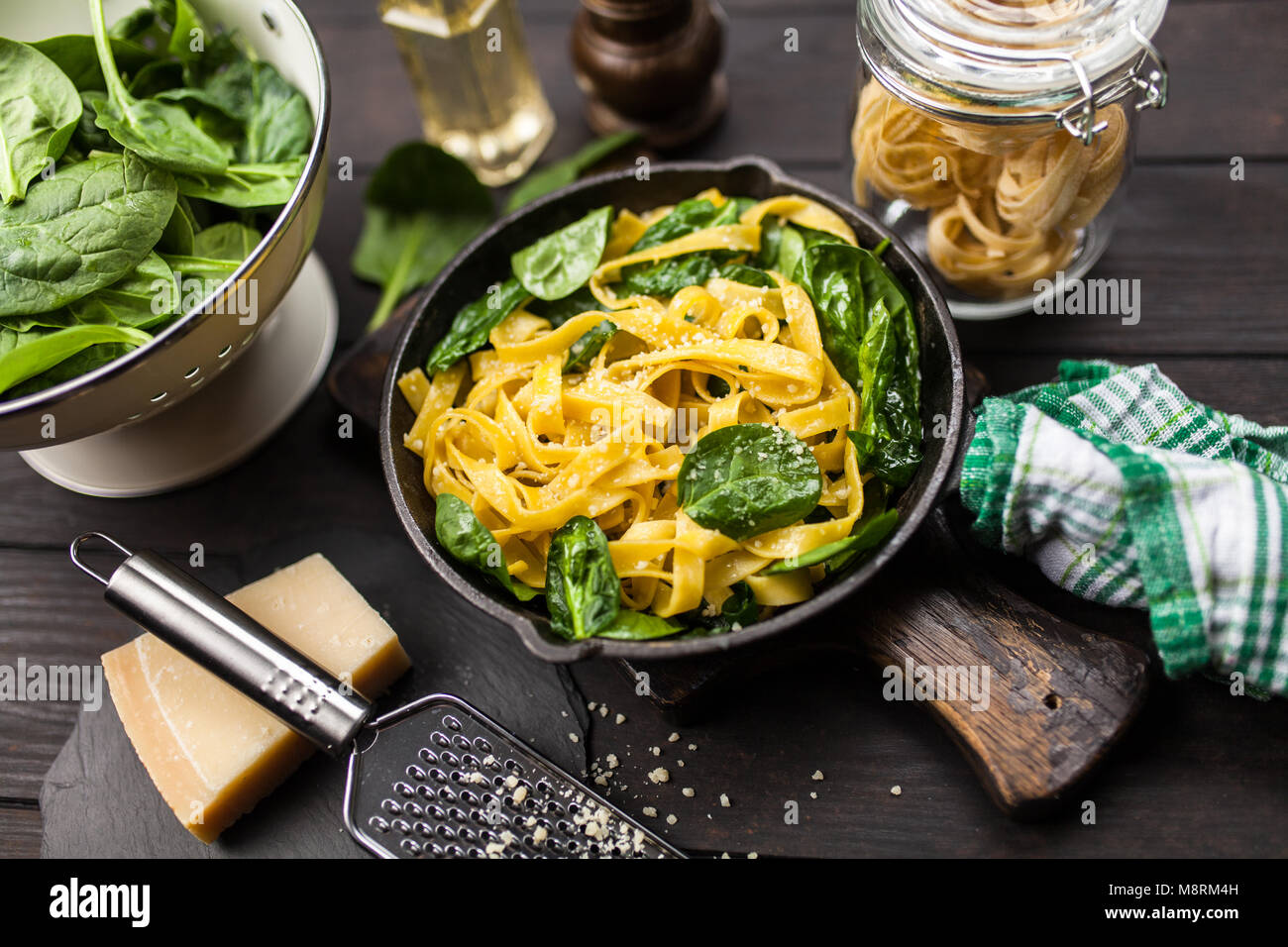 Spinach tagliatelle pasta Stock Photo - Alamy