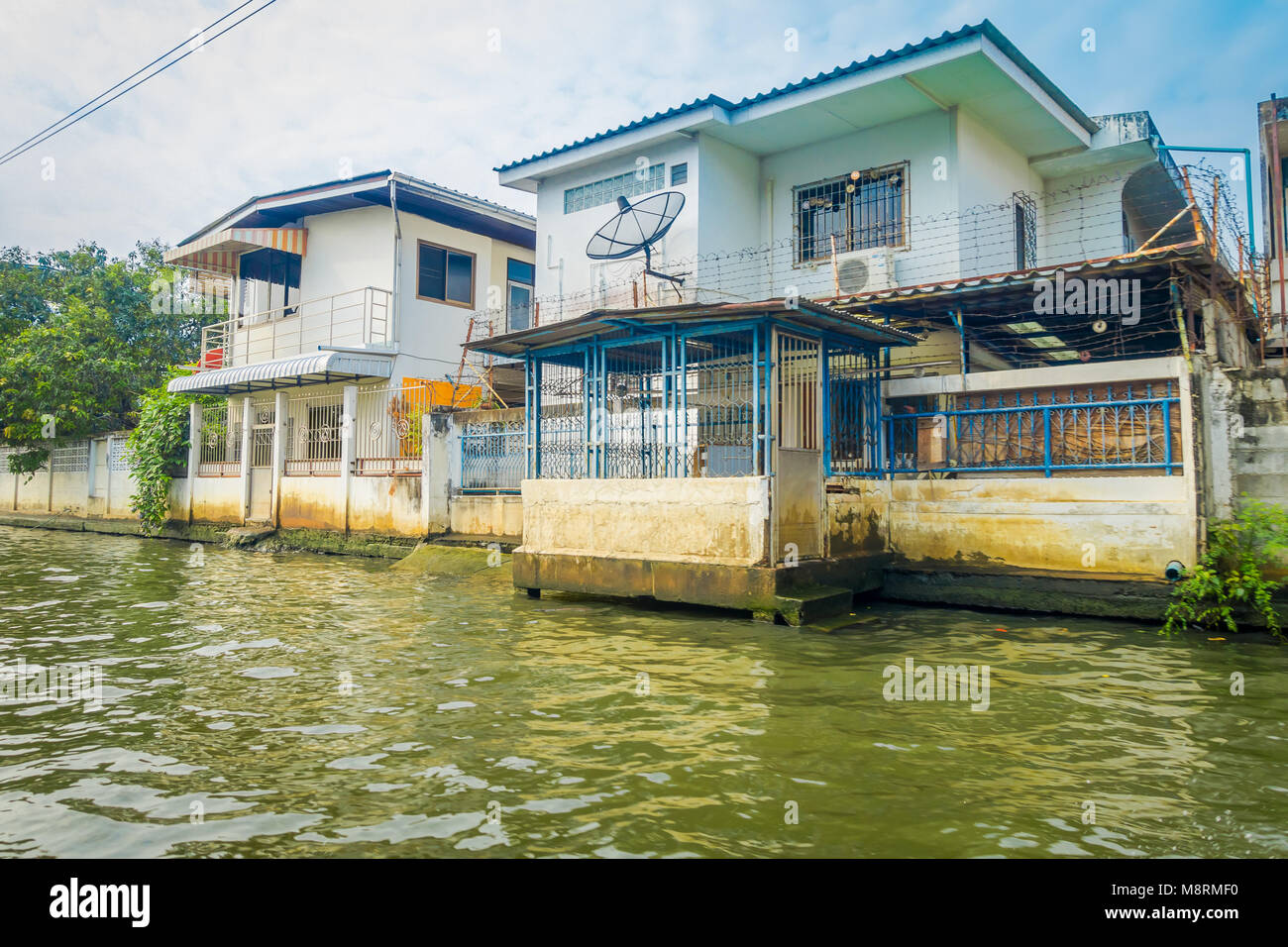 Floating poor house on the Chao Phraya river. Thailand, Bangkok Stock ...