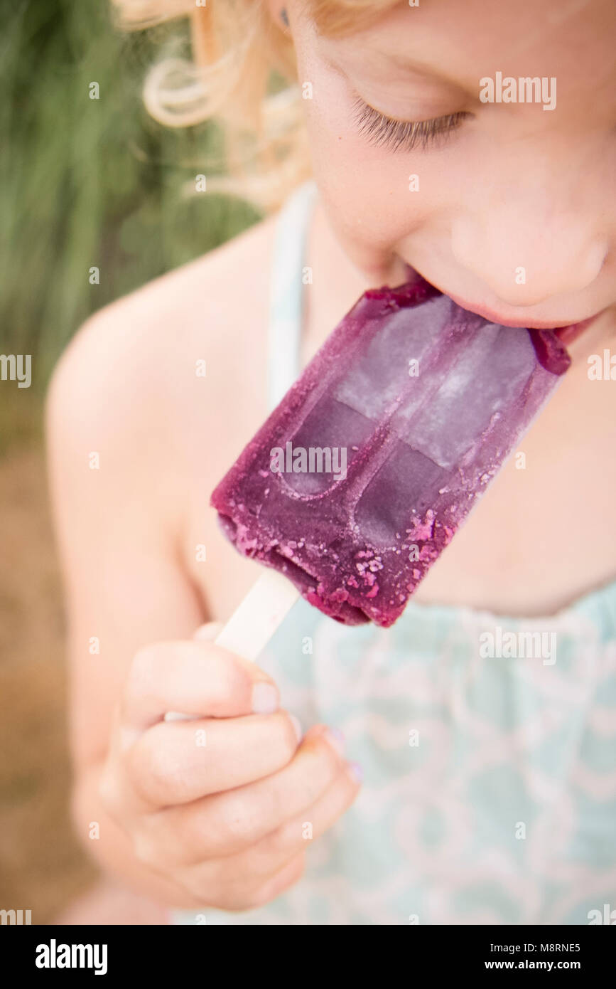 Girl eating popsicle hi-res stock photography and images - Alamy