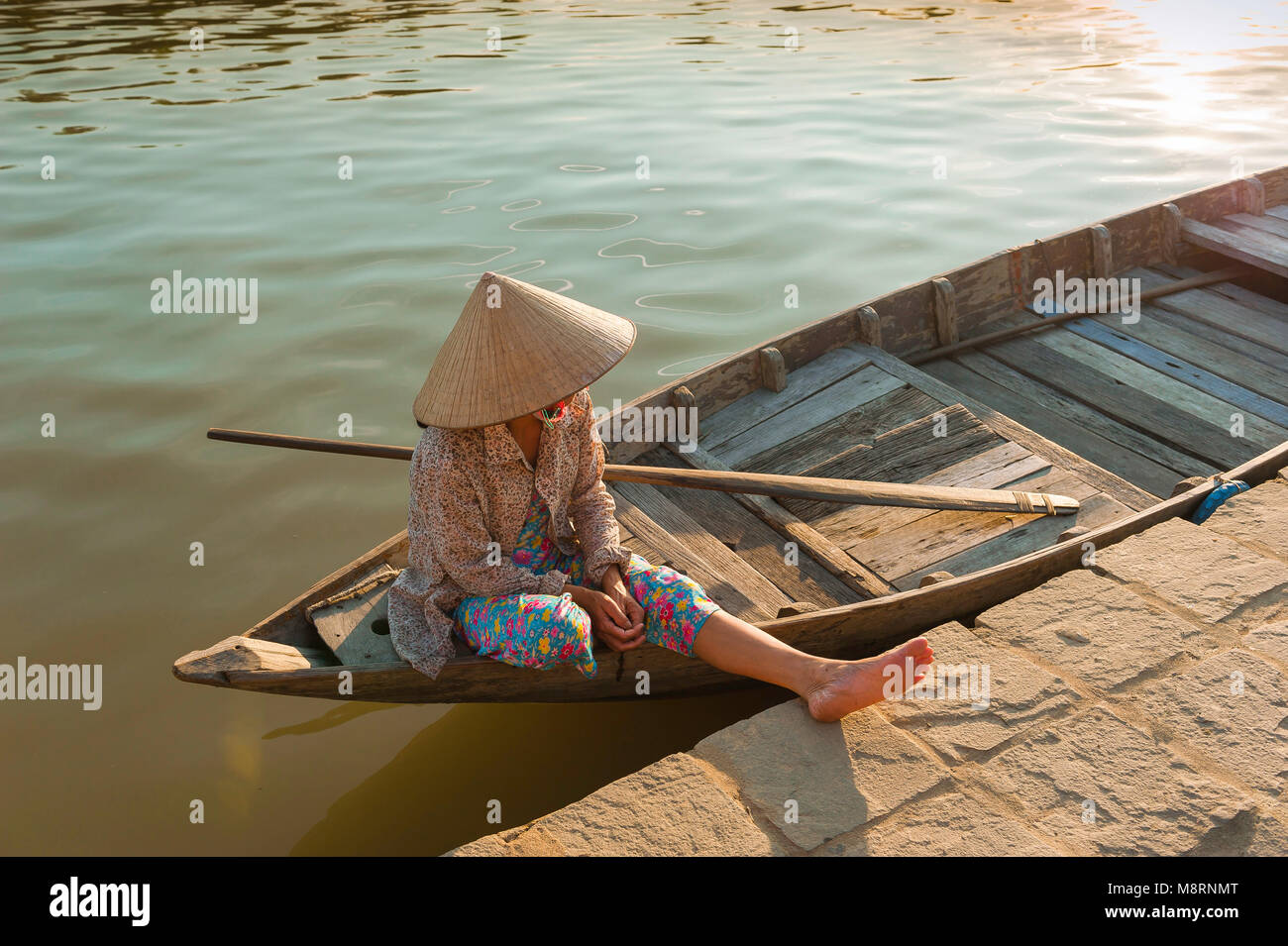 Vietnam woman boat, view at sunset of a Vietnamese 'boat-lady' wearing ...