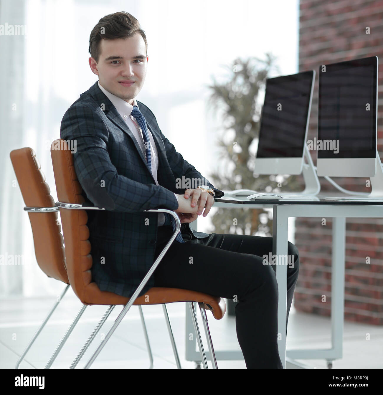 employee in the office behind a Desk Stock Photo - Alamy
