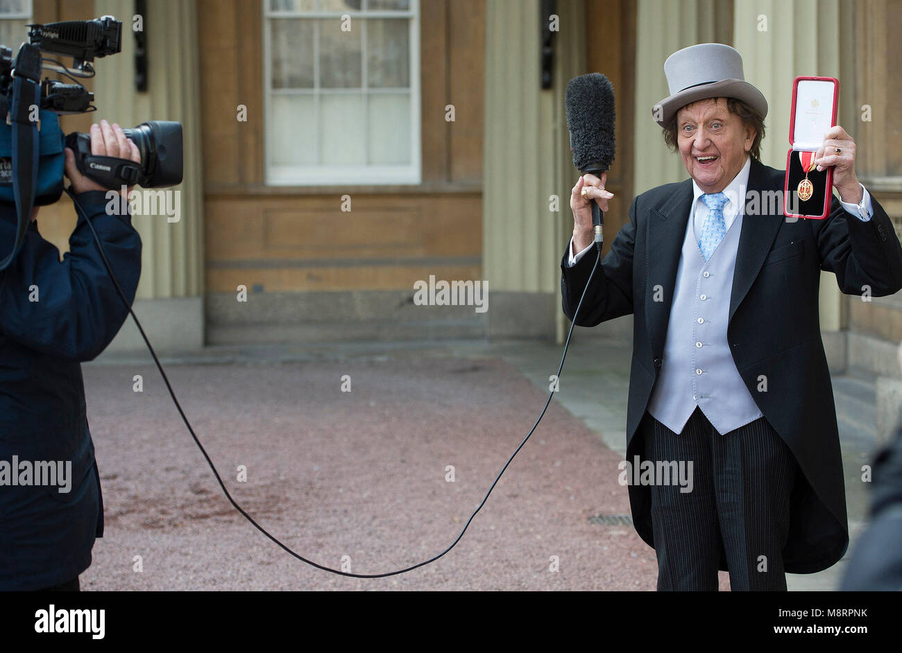 Ken dodd teeth hi-res stock photography and images - Alamy