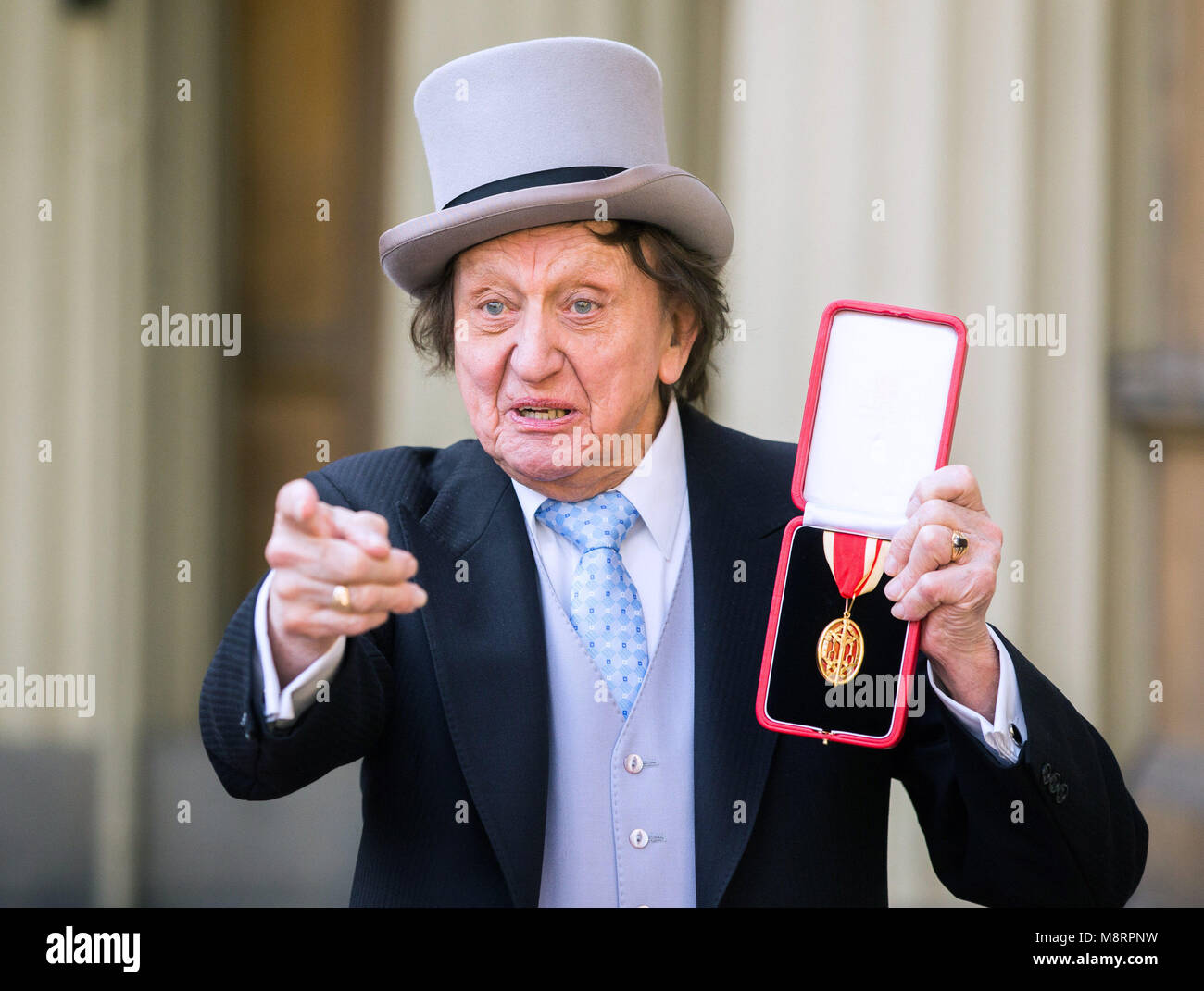 Investitures at buckingham palace hi-res stock photography and images ...