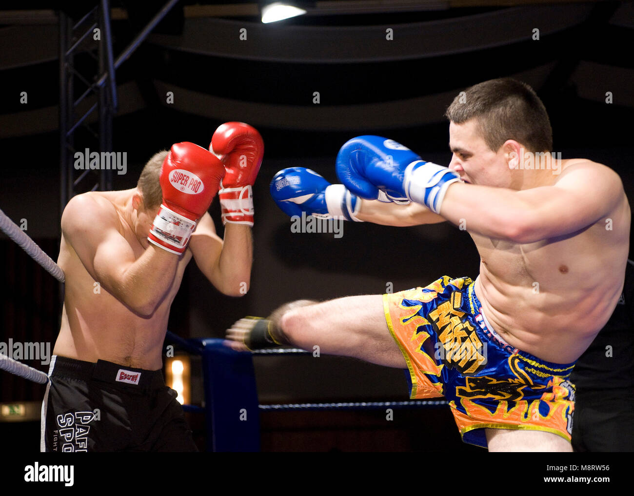 Kickboxen Kampf Stock Photo - Alamy