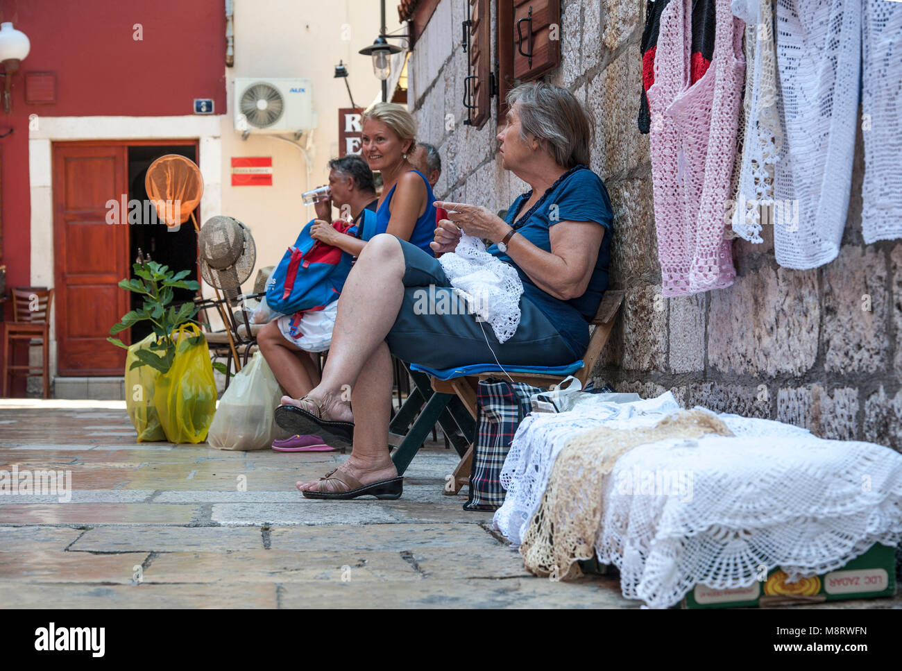 Markt in der Innenstadt von Zadar Stock Photo - Alamy