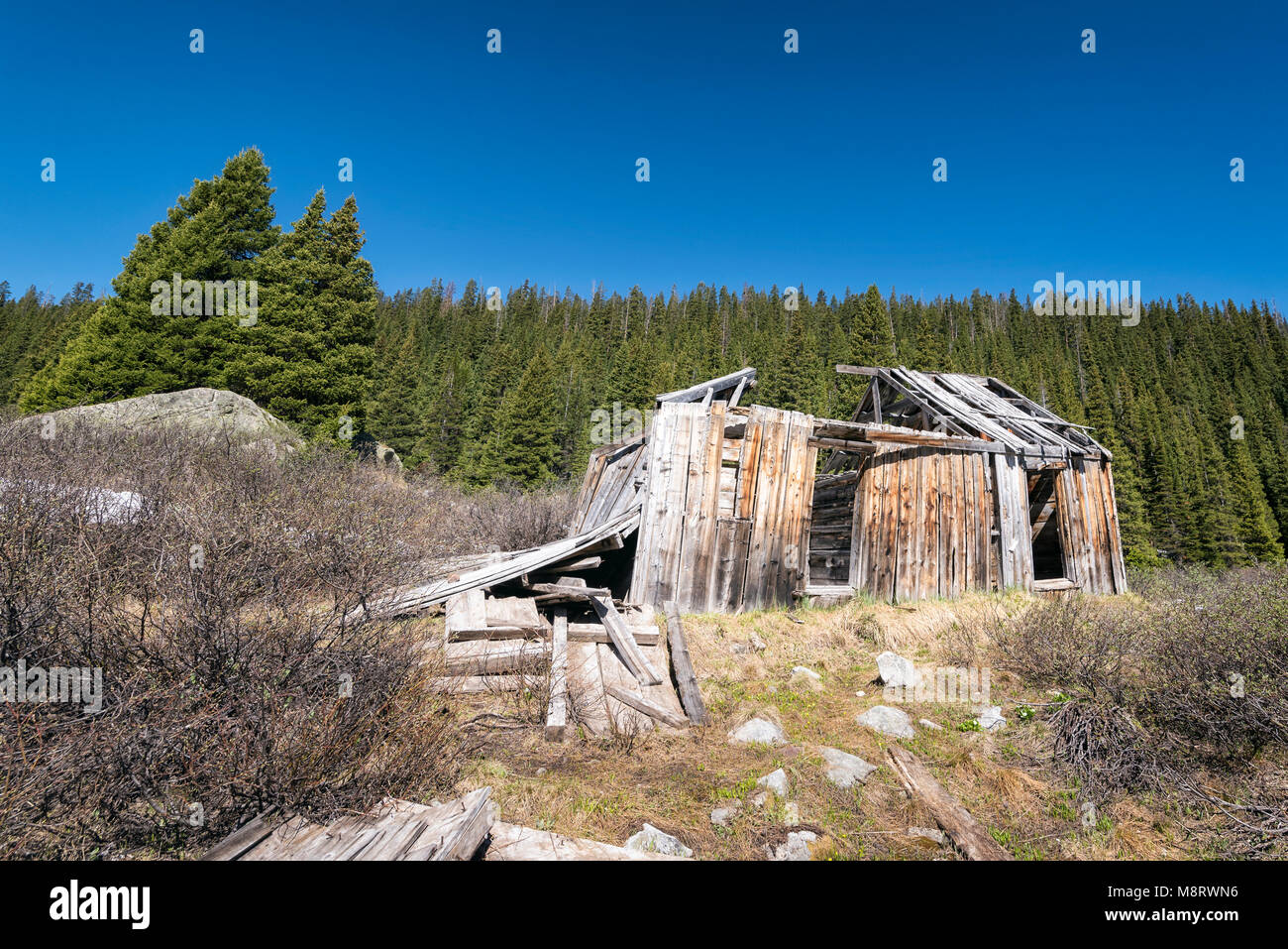Abandoned log cabin hi-res stock photography and images - Alamy