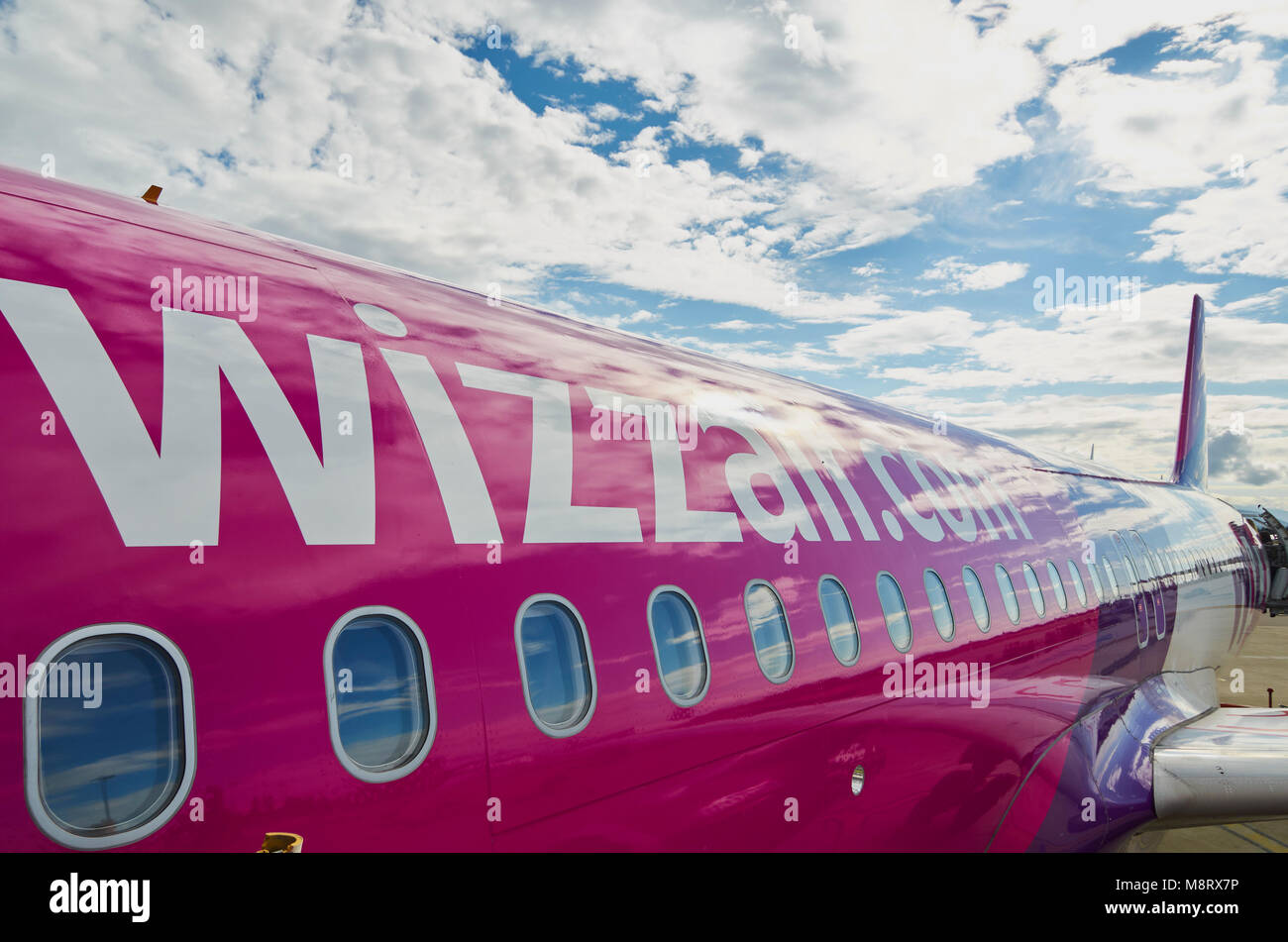 Wizz air plane hi-res stock photography and images - Alamy