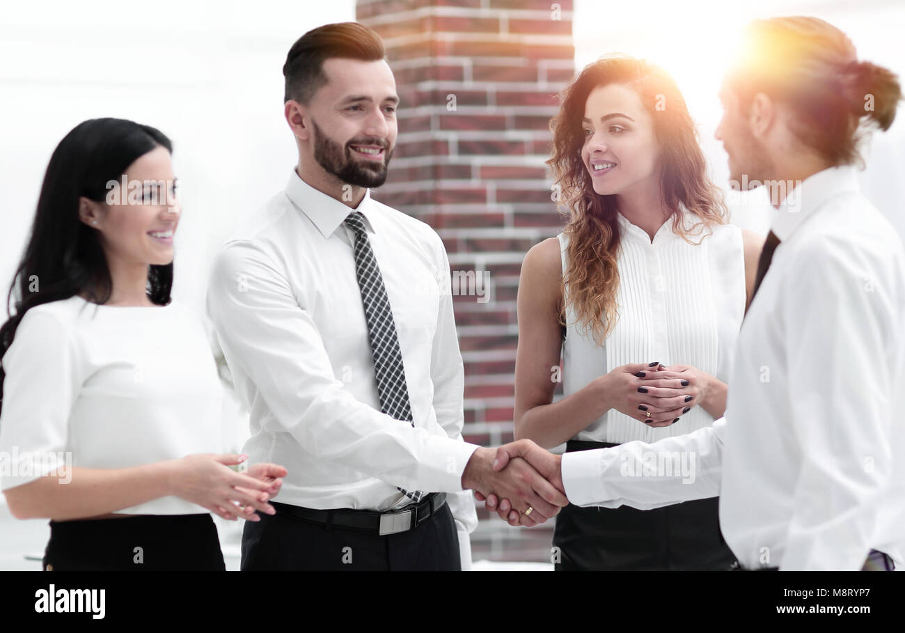 welcome and handshake business partners Stock Photo - Alamy