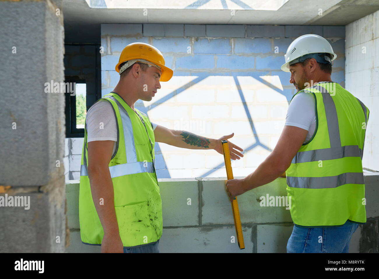 Construction Workers Building Walls Stock Photo - Alamy