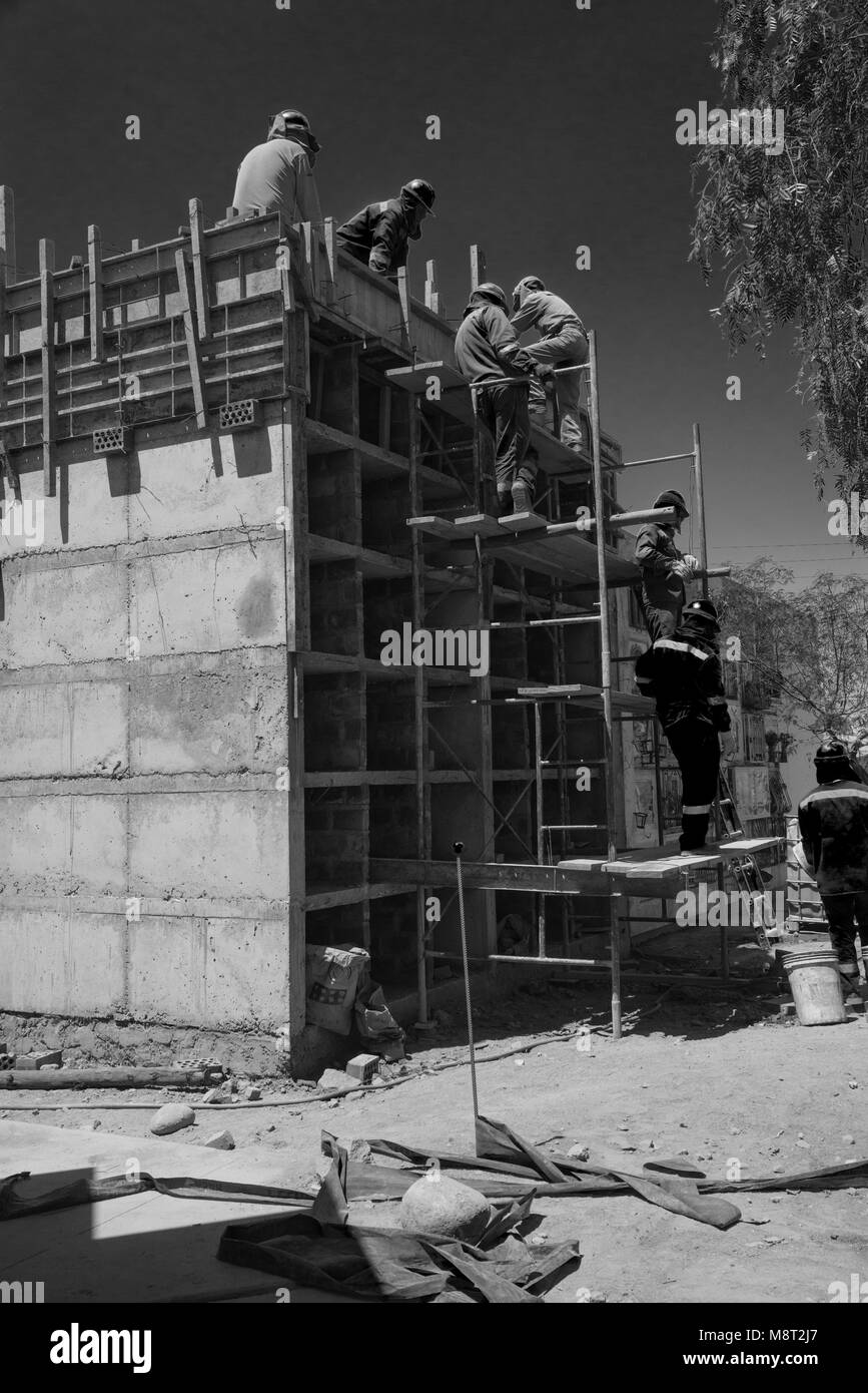 Workers building scaffolding on Black and White Stock Photos & Images ...