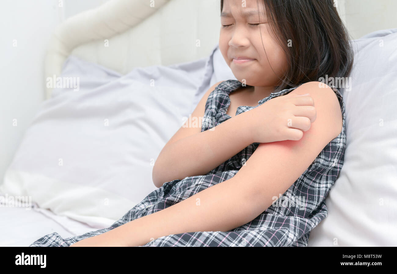 Shoulder scratch hi-res stock photography and images - Alamy