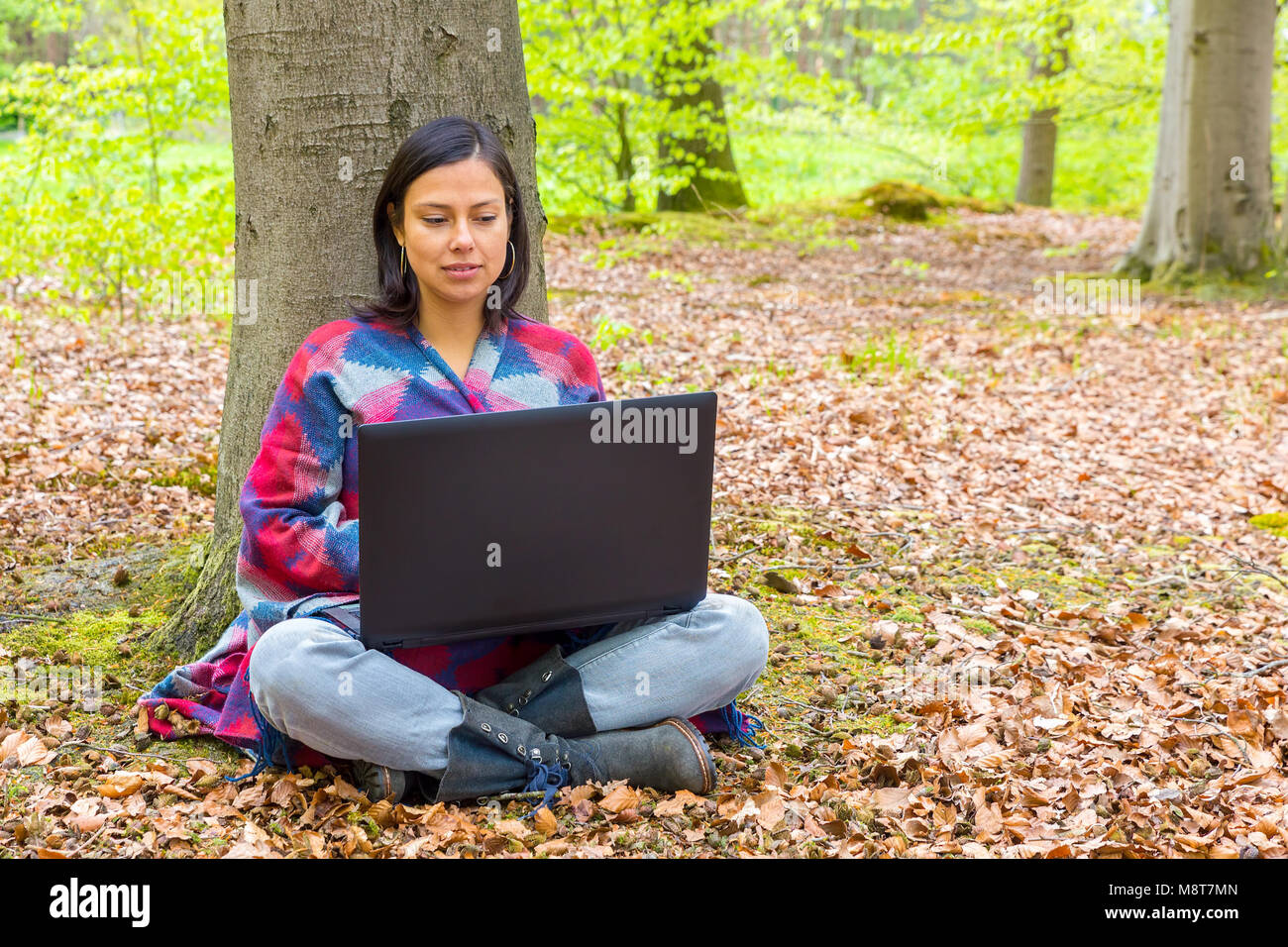 Woman sitting against tree trunk hi-res stock photography and images ...