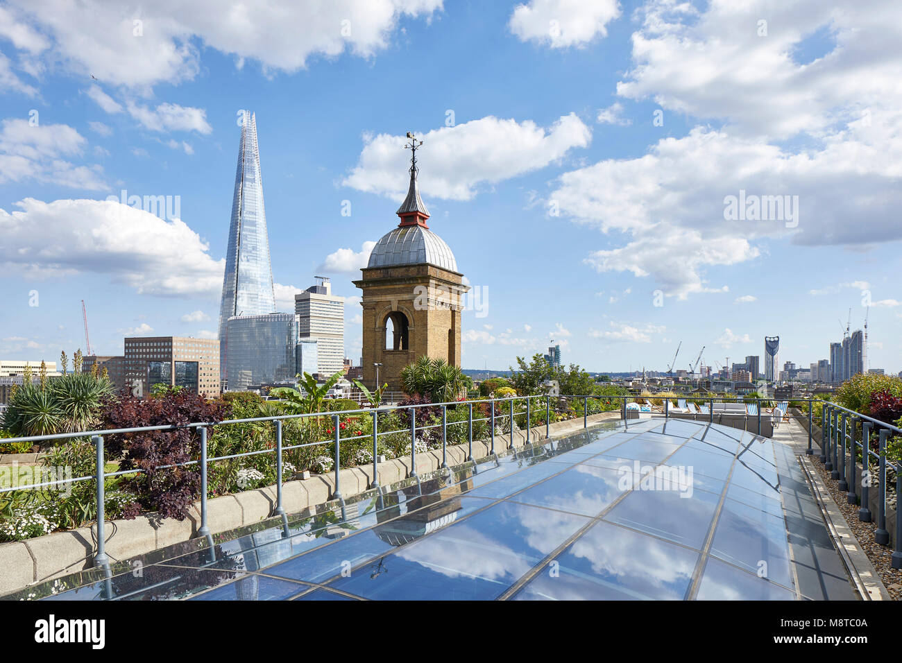 Cannon bridge roof garden hi-res stock photography and images - Alamy